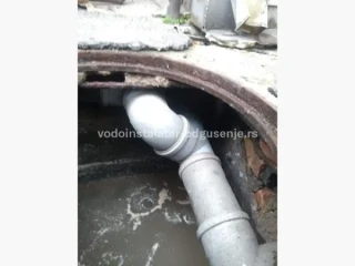 Curi voda iz cevi u zemlji, ali se ne pokazuje